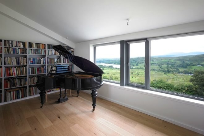 The Houl: A Sleek Net-Zero Carbon Long-House in Scotland