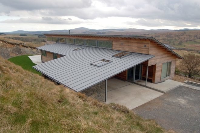 The Houl: A Sleek Net-Zero Carbon Long-House in Scotland