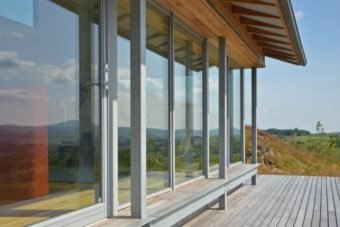 The Houl: A Sleek Net-Zero Carbon Long-House in Scotland