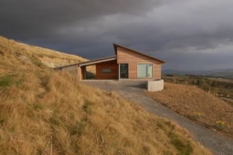 The Houl: A Sleek Net-Zero Carbon Long-House in Scotland
