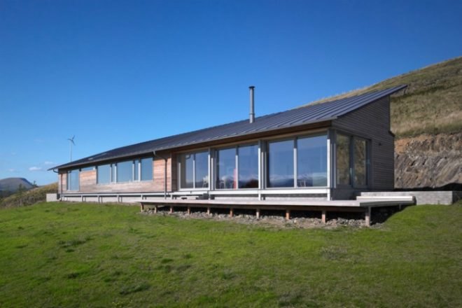 The Houl: A Sleek Net-Zero Carbon Long-House in Scotland