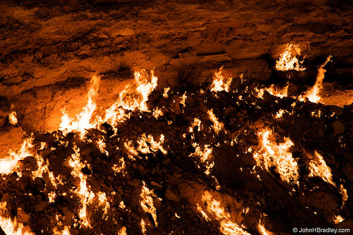 The Gates of Hell: Burning Gas Crater in Turkmenistan Has Been Ablaze ...