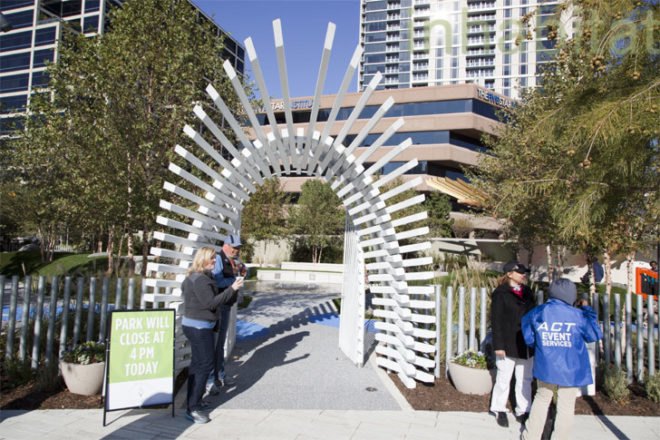 Klyde Warren Park Adds Much-Needed Green Space Atop the I-35 Freeway in ...