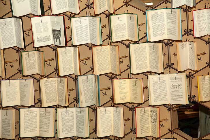 Amazing Book Hive Display Mimics the Organization and Movement of Bee ...