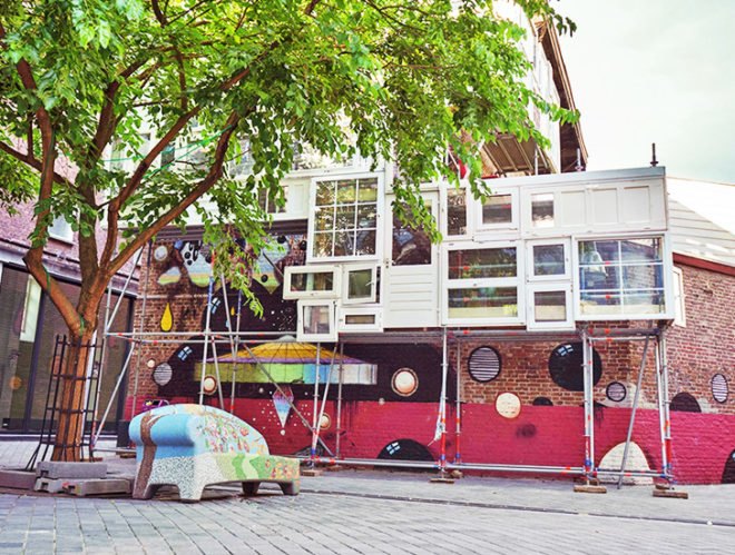 Bow-House: Fascinating Parasitic Home Built From a Scaffolding Frame ...