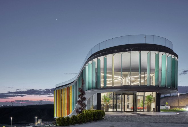 ONS Incek's apartment showroom in Turkey is wrapped in colorful glass ...