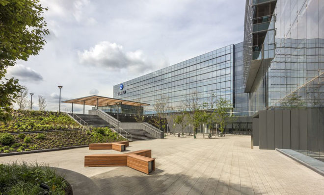 Zurich Insurance Group's new green-roofed headquarters in Chicago aims ...