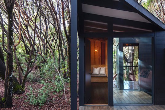 Tent cabin cluster blends perfectly into a Californian forest