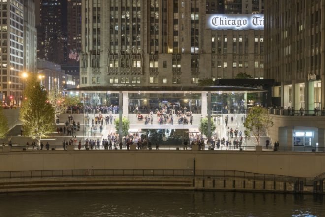 Ultra-thin Macbook-shaped roof tops new Apple Store in Chicago