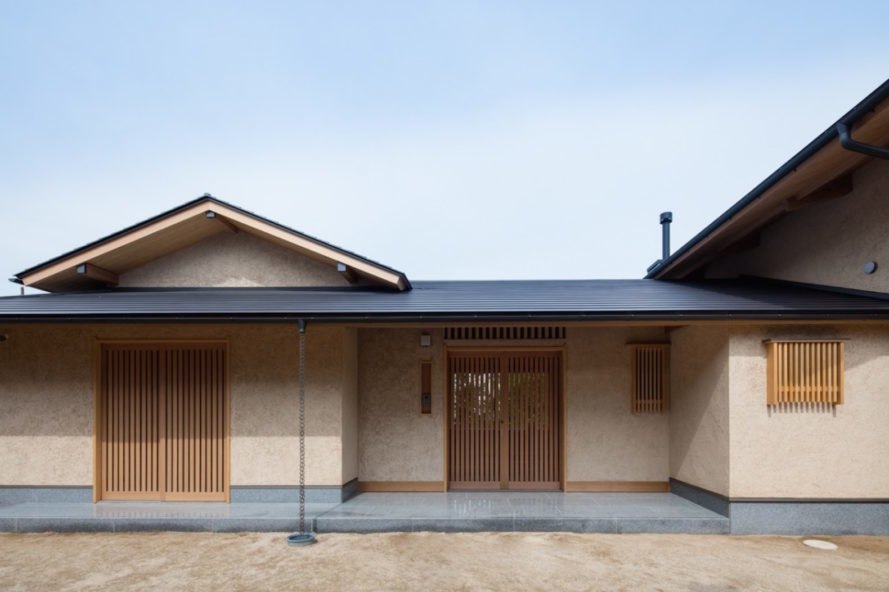 Exquisite Japanese house wraps around a generations-old tree