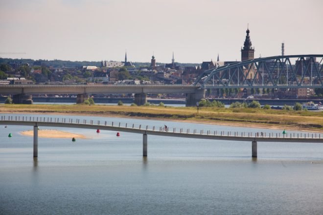 Unusual Dutch bridge embraces flooding in a thought-provoking way